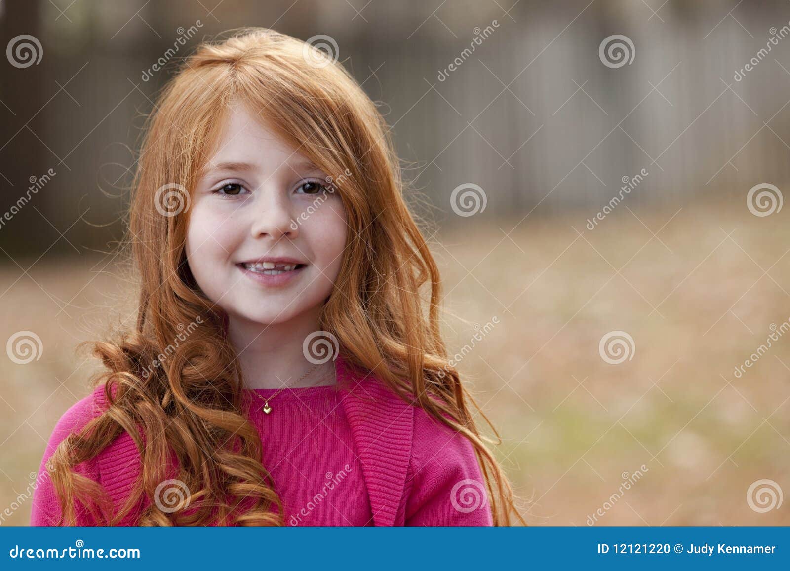 Femelle rousse d'enfant photo stock. Image du visage - 12121220