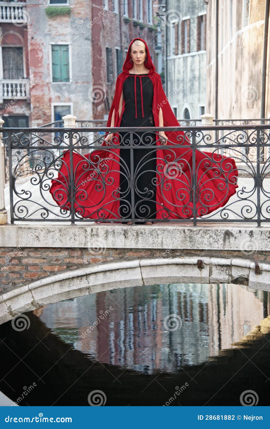 Femme à Venise photo stock. Image du italie, blonde, passerelle - 28681882