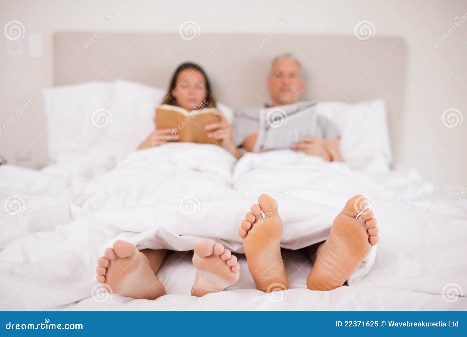 Femme Affichant Un Whith De Livre Son Accouplement Image stock - Image ...