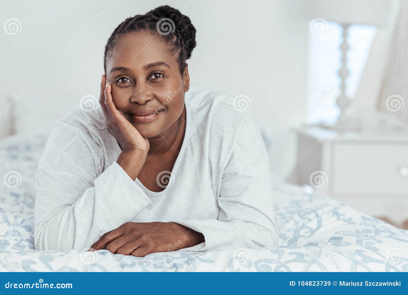 Femme Africaine De Sourire Se Trouvant Sur Son Lit Pendant Le Matin Image Stock Image Du