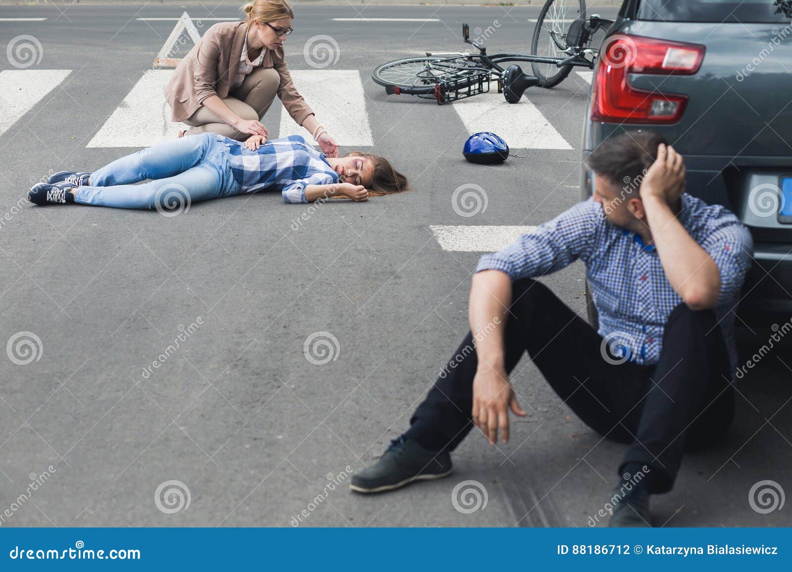 Femme Aidant Une Victime Inconsciente Photo stock - Image du victime ...