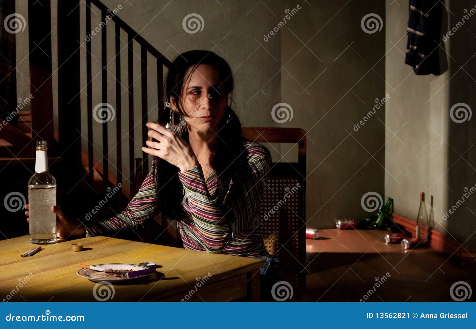 Femme alcoolique image stock. Image du seul, mordu, gens - 13562821