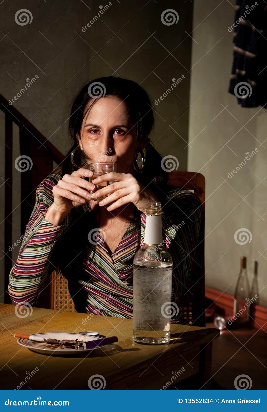 Femme alcoolique photo stock. Image du découragé, misère - 13562834