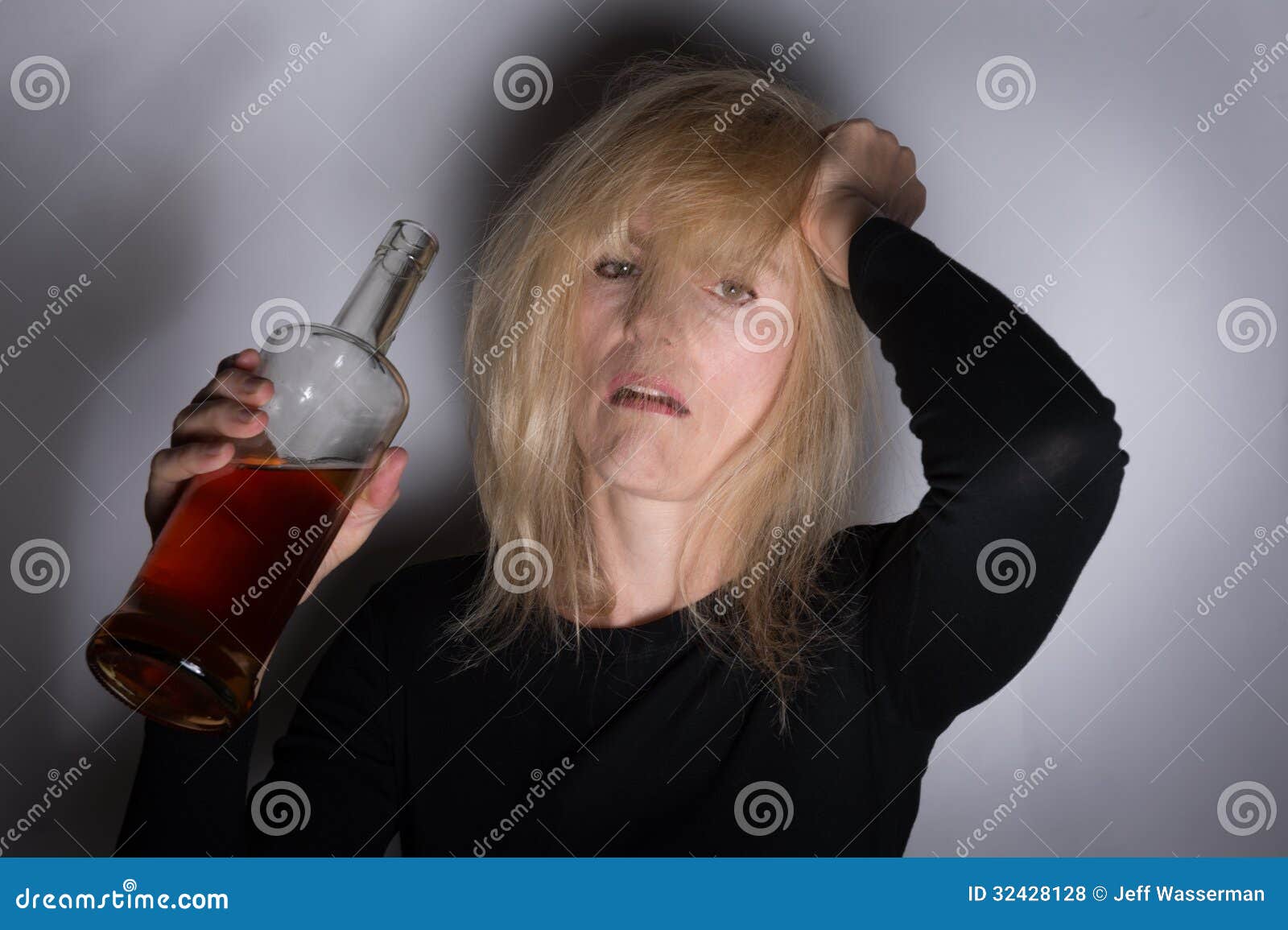 Femme alcoolique photo stock. Image du malade, schizophrène - 32428128