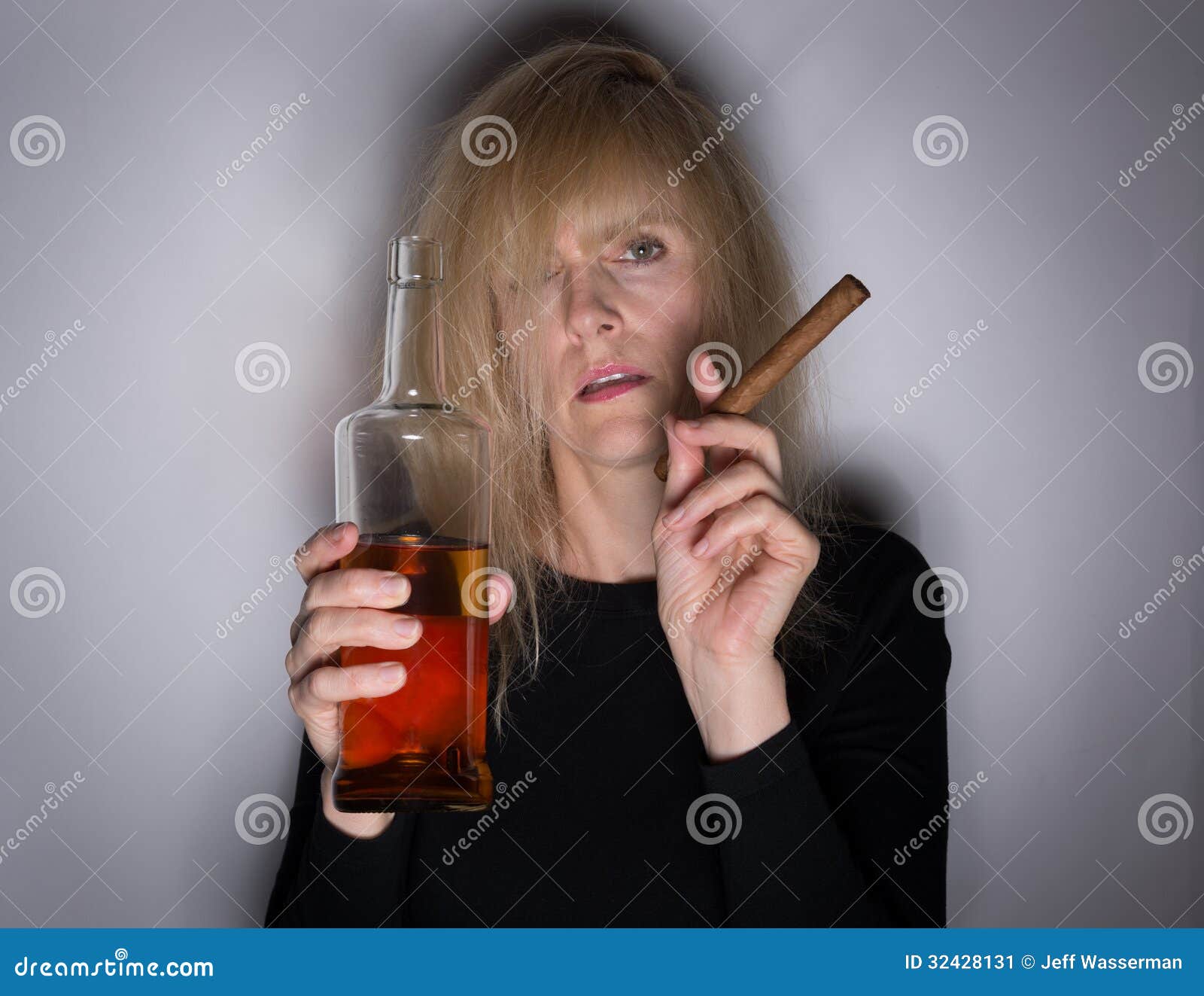 Femme Alcoolique Avec Le Cigare Et Le Whiskey Image stock - Image du ...