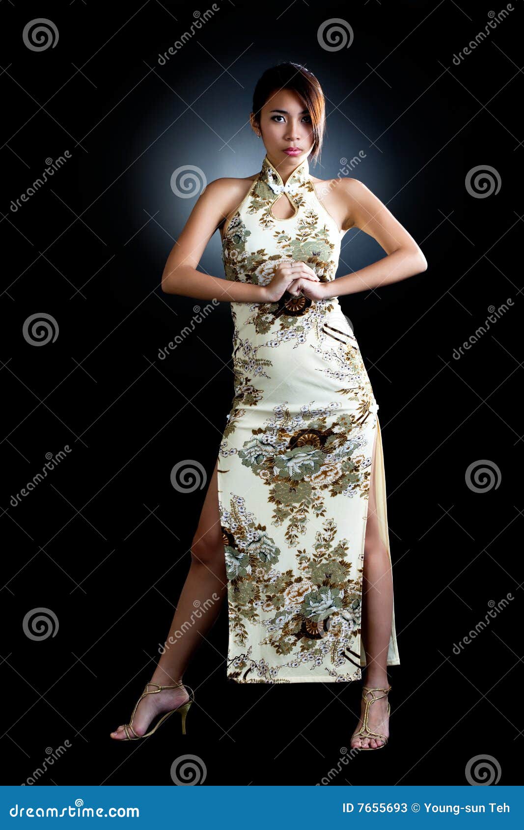 Femme Asiatique Dans La Robe Orientale Traditionnelle Image Stock