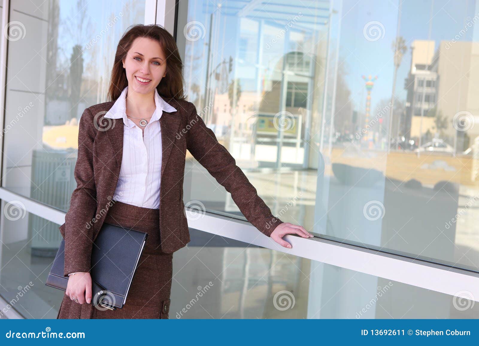 Femme Assez Russe D'affaires Image stock - Image du blanc, femelle: 13692611