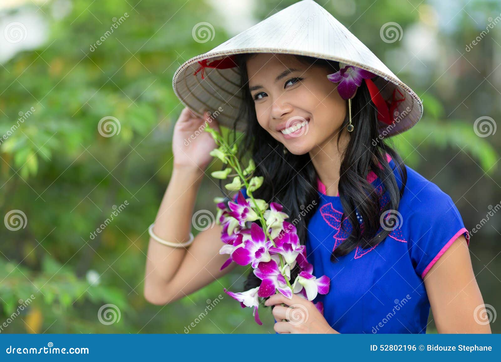 Femme assez vietnamienne photo stock. Image du conique - 52802196