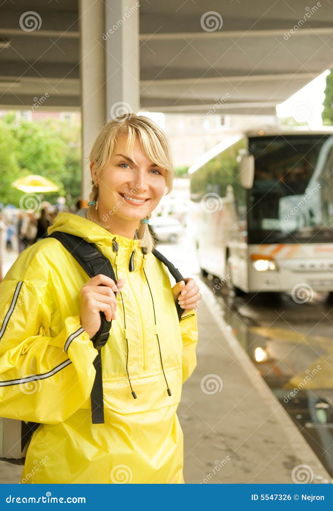 Femme attendant le bus photo stock. Image du route, adolescent - 5547326