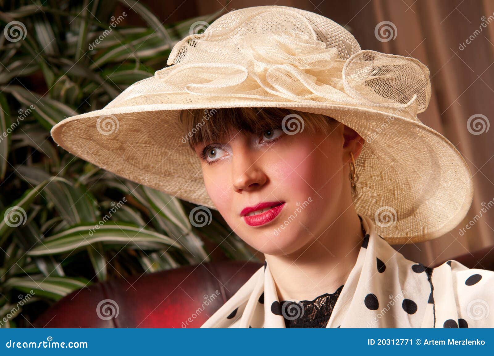 Femme Attirant Avec Une Belle Coiffe Image stock - Image du beau ...