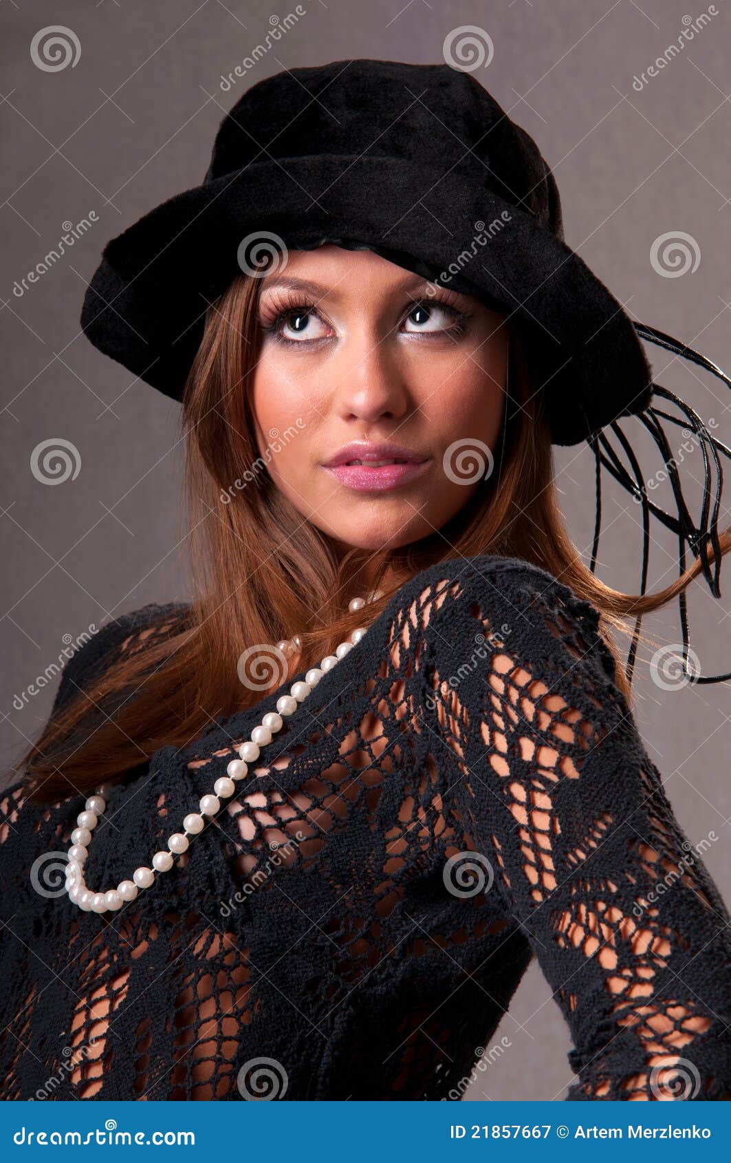 Femme Attirant Avec Une Belle Coiffe Image stock - Image du beau ...