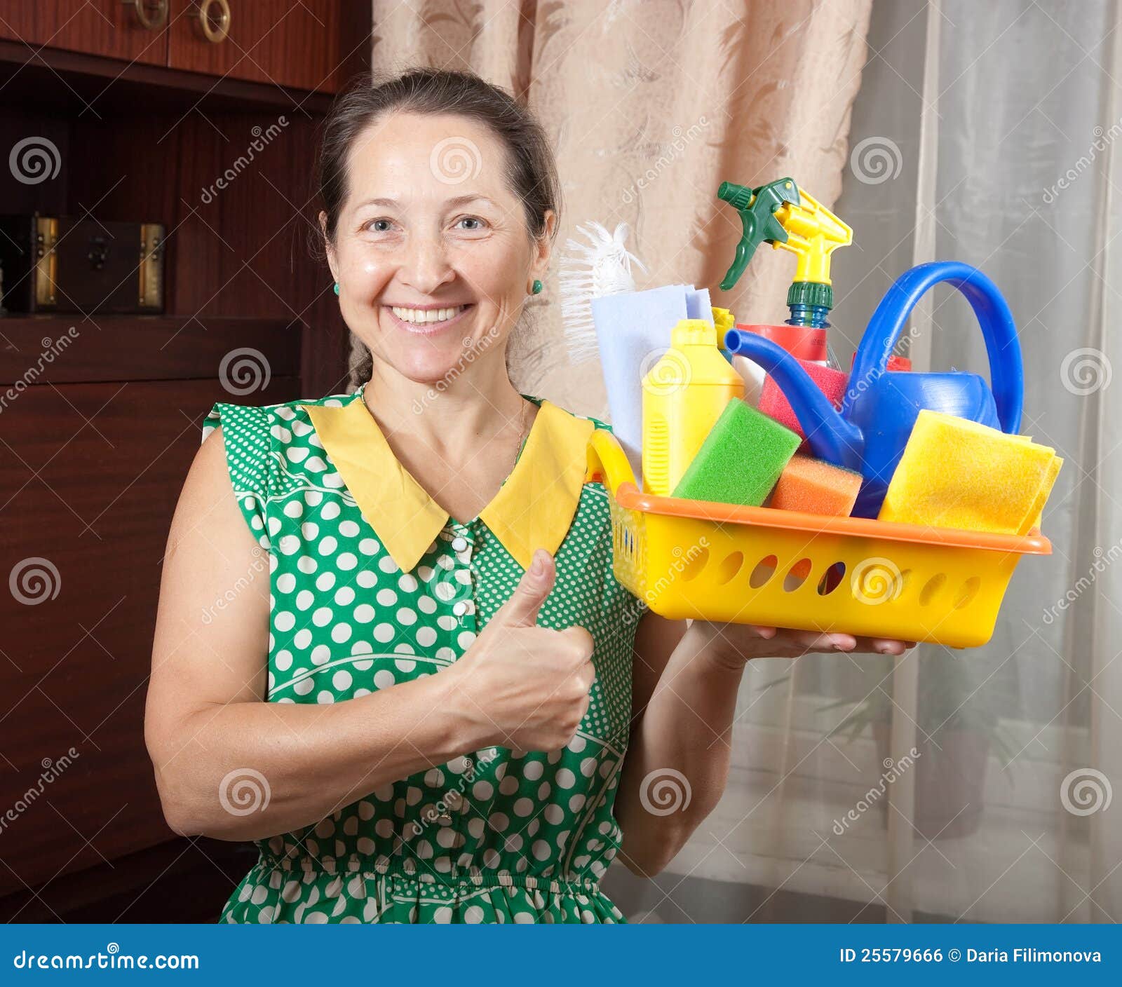 Femme au foyer heureuse photo stock. Image du bonne, regarder - 25579666