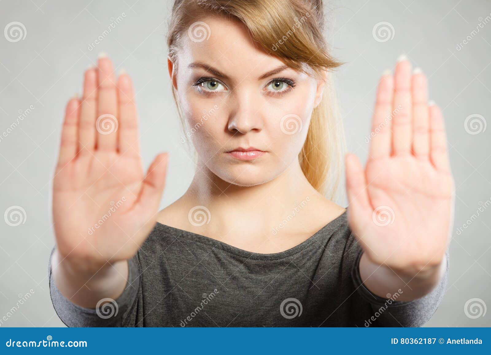 Femme Autoritaire Faisant Le Geste D'arrêt Image stock - Image du femme ...