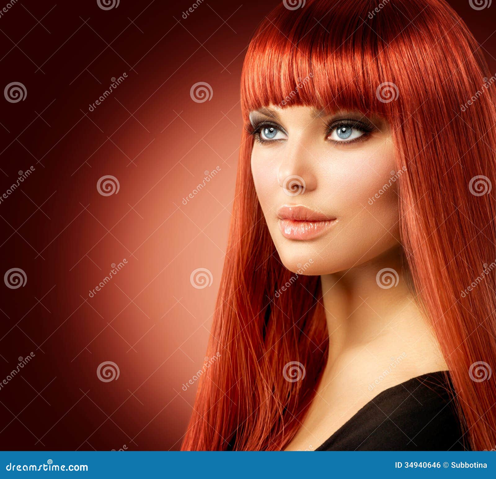 Femme Avec De Longs Cheveux Rouges Photo stock - Image du renivellement ...