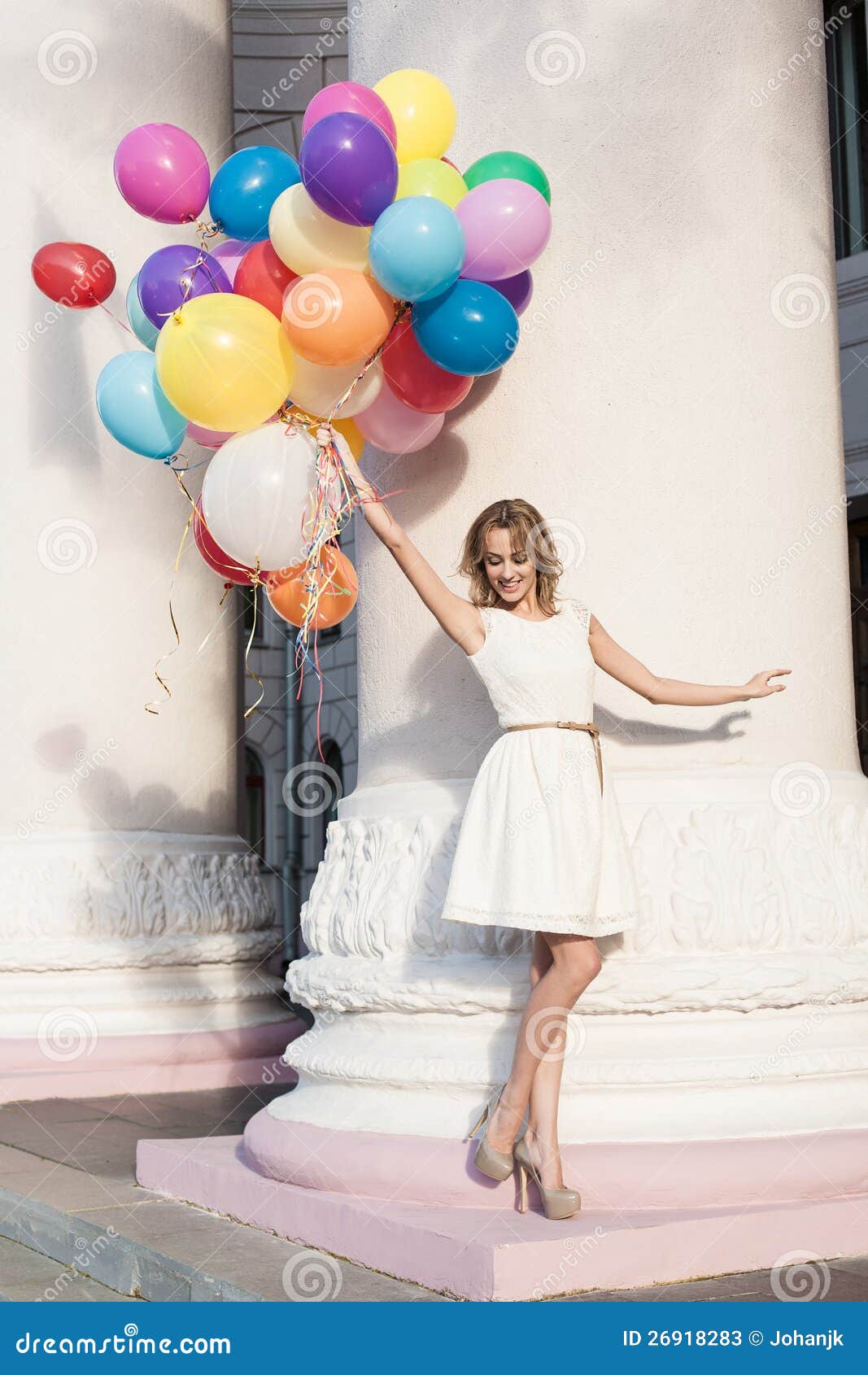 Femme avec des ballons image stock. Image du robe, dame - 26918283