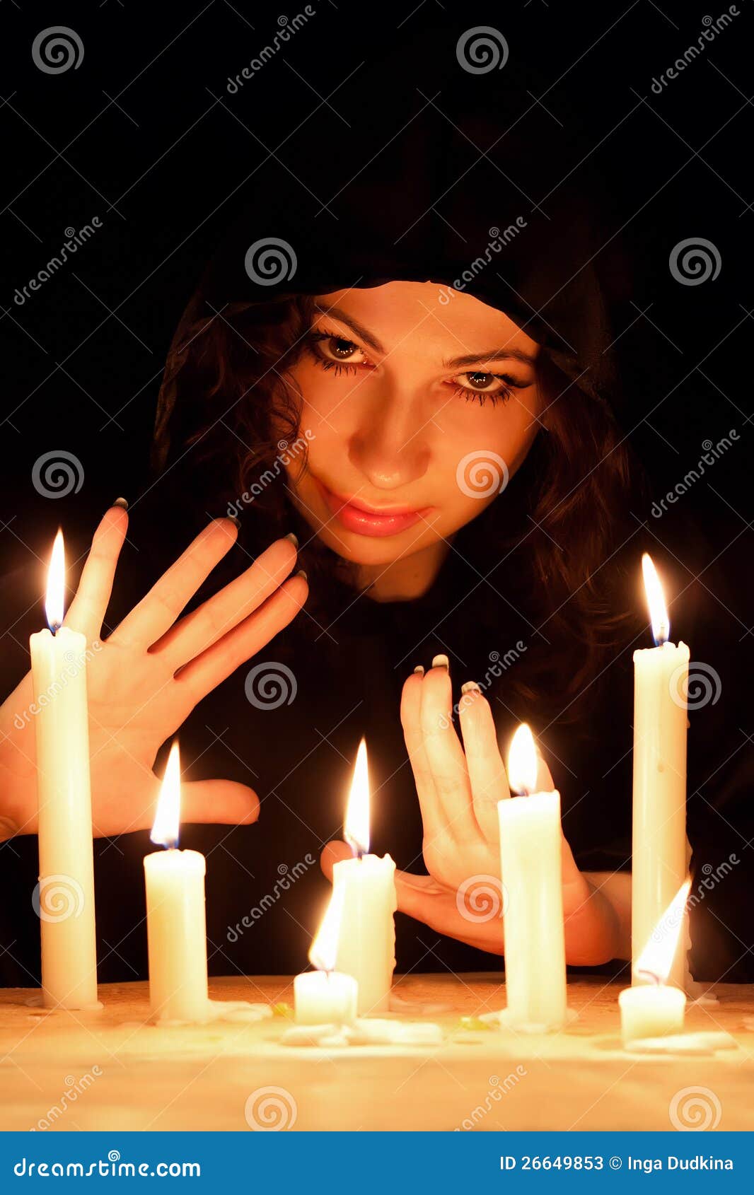 Femme avec des bougies image stock. Image du amusez, bougies - 26649853