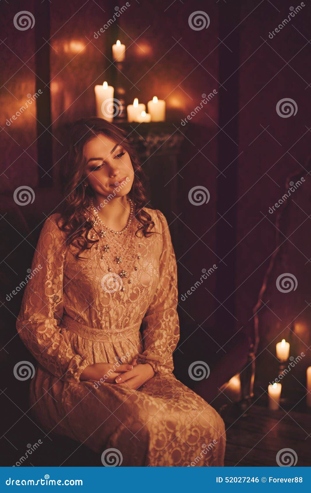 Femme avec des bougies photo stock. Image du santé, beau - 52027246