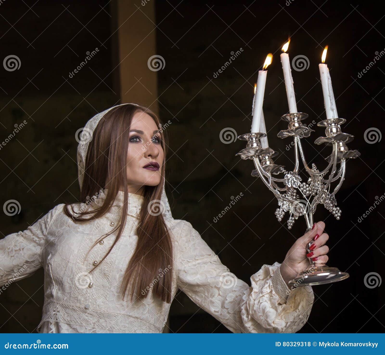 Femme avec des bougies photo stock. Image du longtemps - 80329318