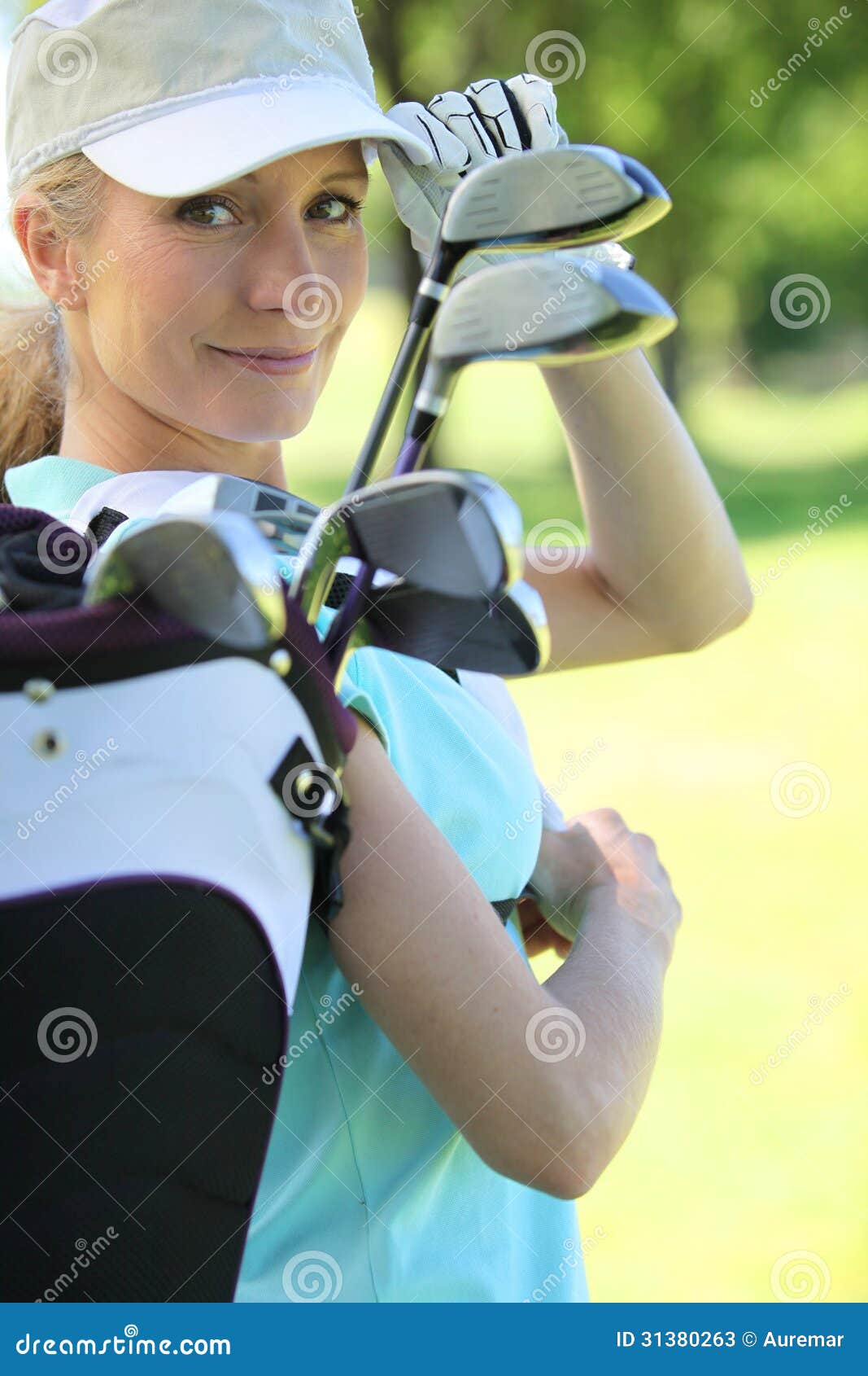 Femme Avec Des Clubs De Golf Image stock - Image du sourire, caddie ...