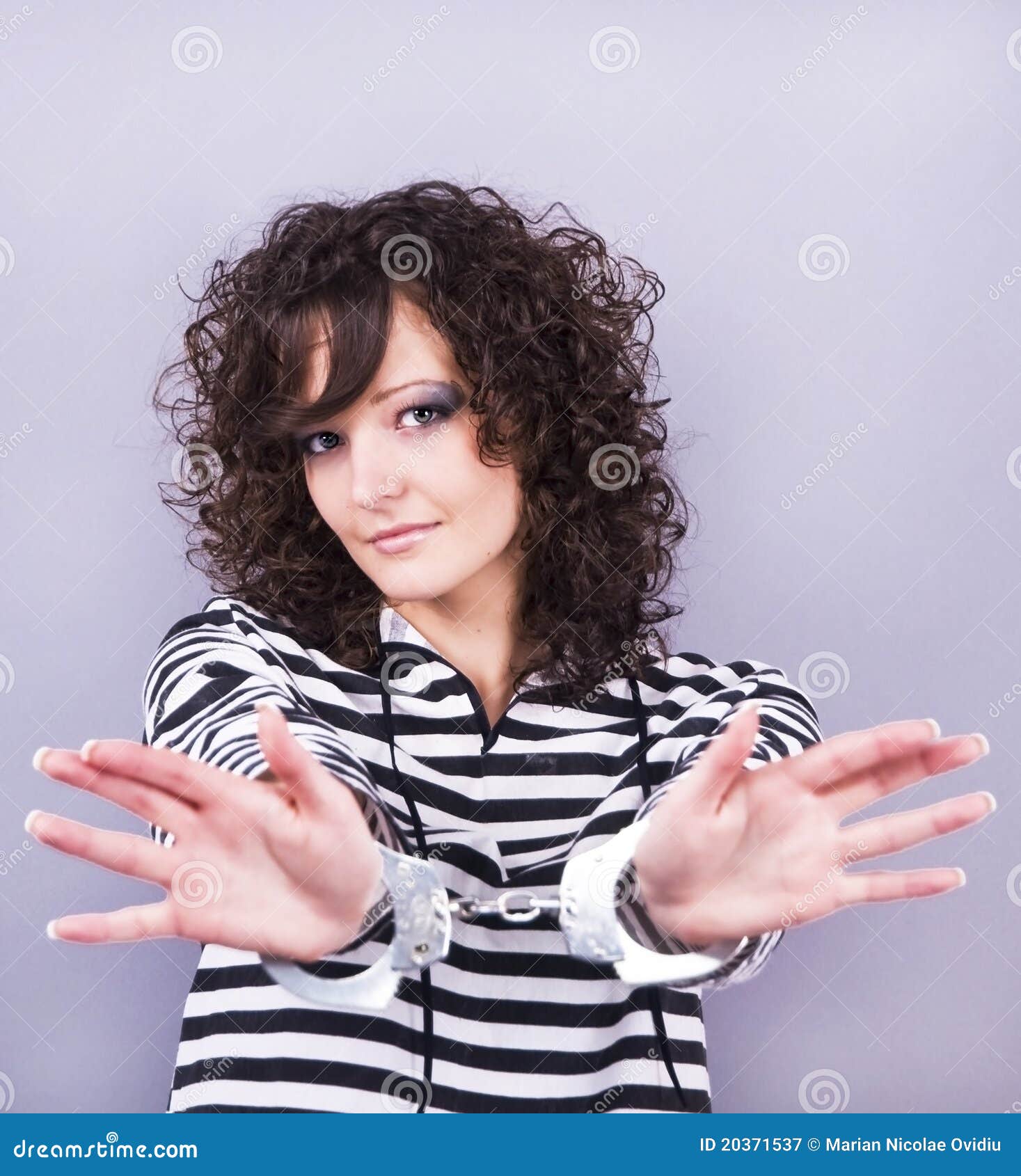 Femme avec des menottes image stock. Image du adorable - 20371537