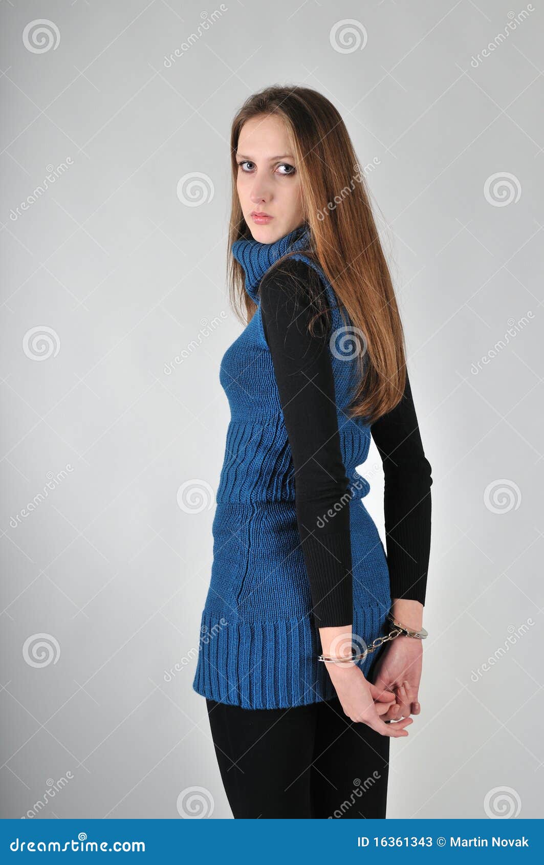 Femme Avec Des Menottes - Projectile De Studio Image stock - Image du ...