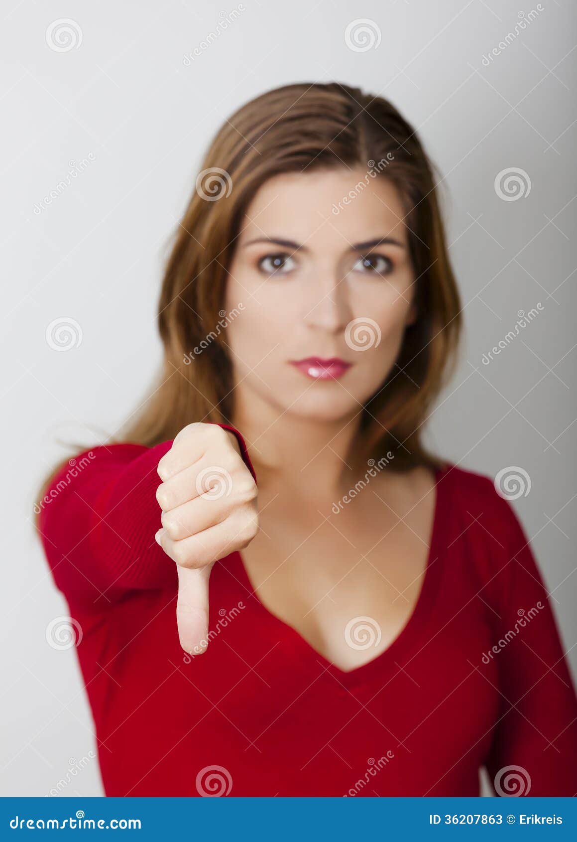 Femme Avec Des Pouces Vers Le Bas Image stock - Image du signe, sérieux ...