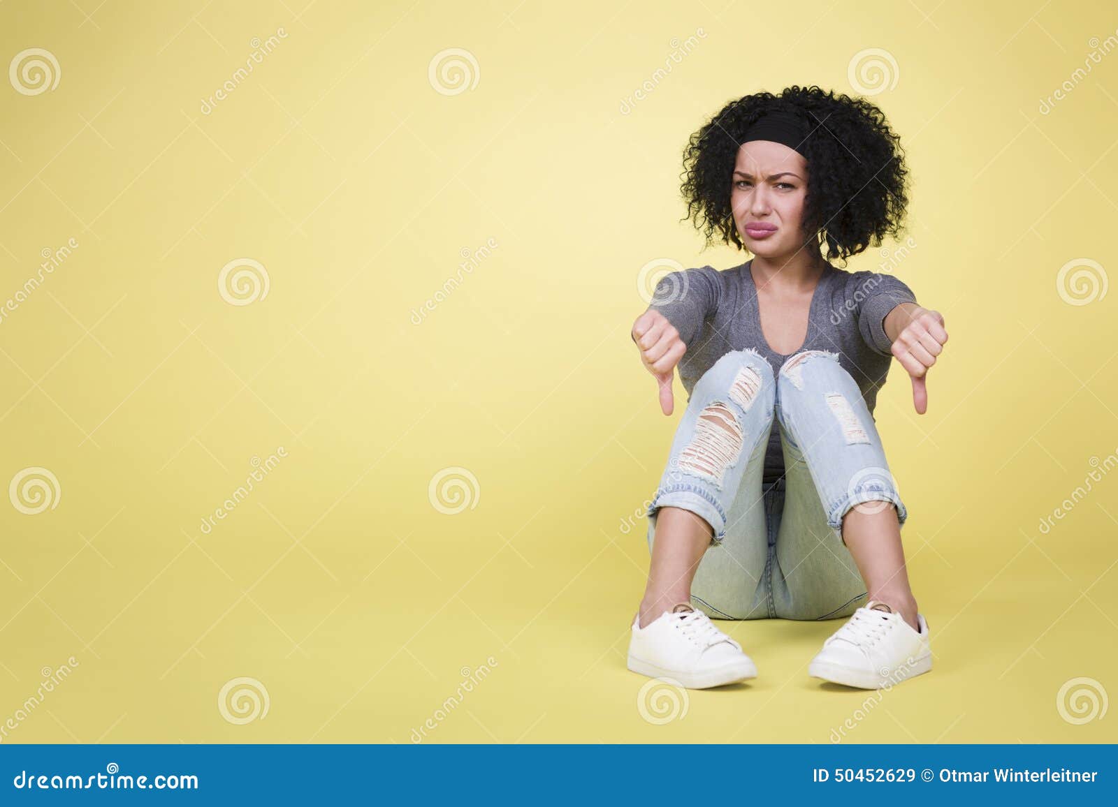Femme Avec Des Pouces Vers Le Bas Image stock - Image du fille, perdant ...