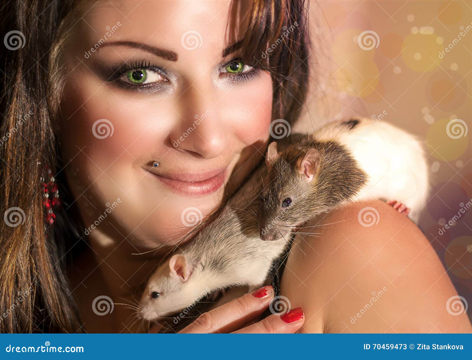 Femme avec des rats image stock. Image du pets, docile - 70459473