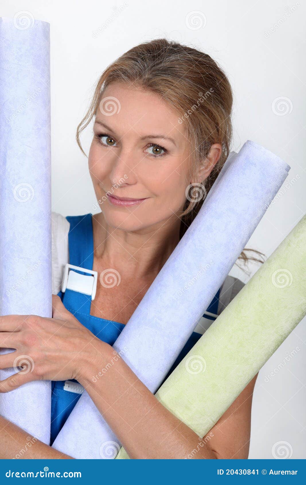 Femme Avec Des Roulis De Papier Peint Image Stock Image Du Fixation