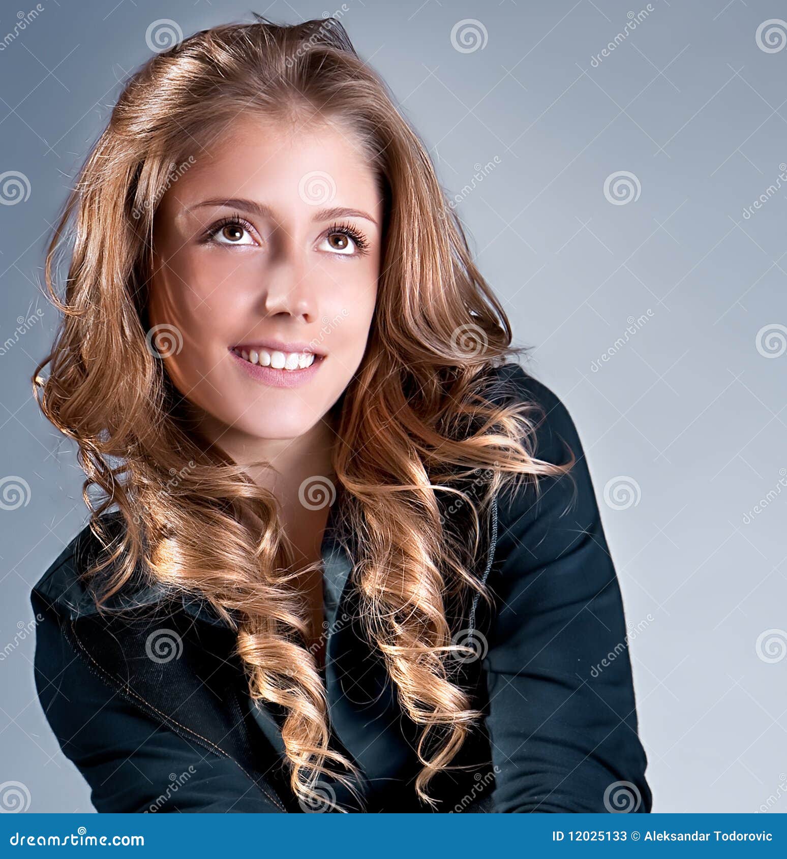 Femme Avec La Belle Coiffure Image stock - Image du renivellement ...
