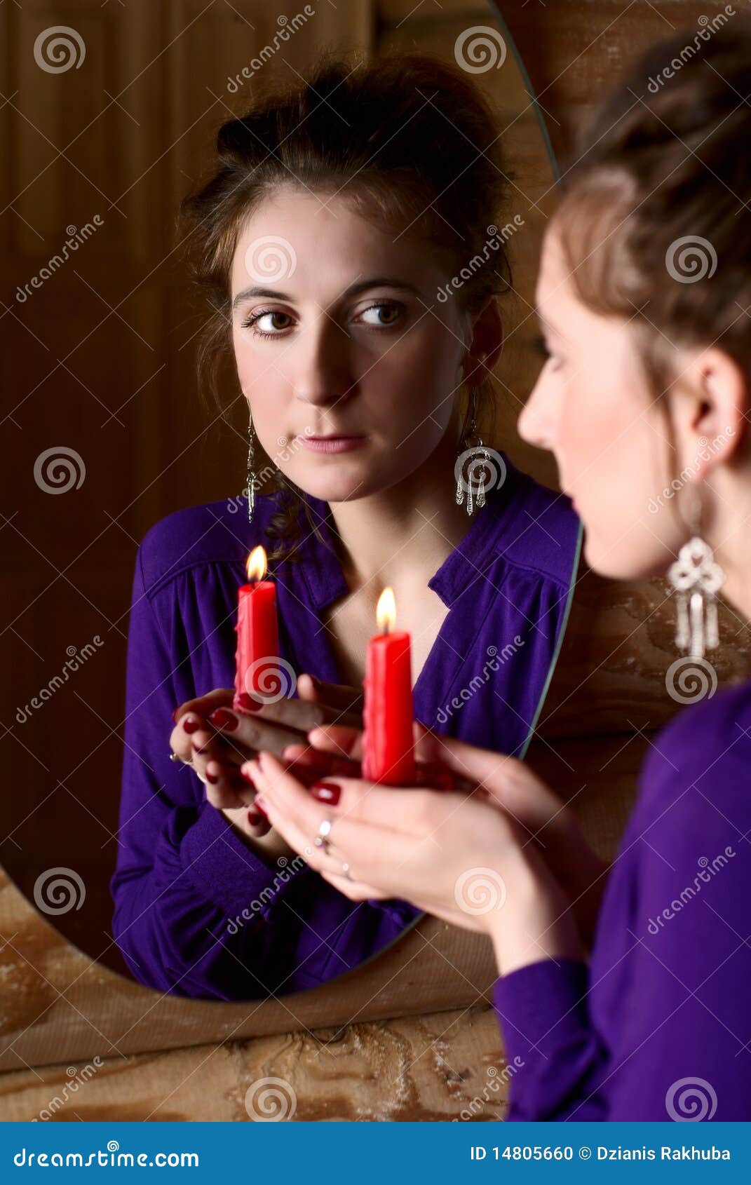 Femme Avec La Bougie Devant Un Miroir. Photo stock - Image du seul ...