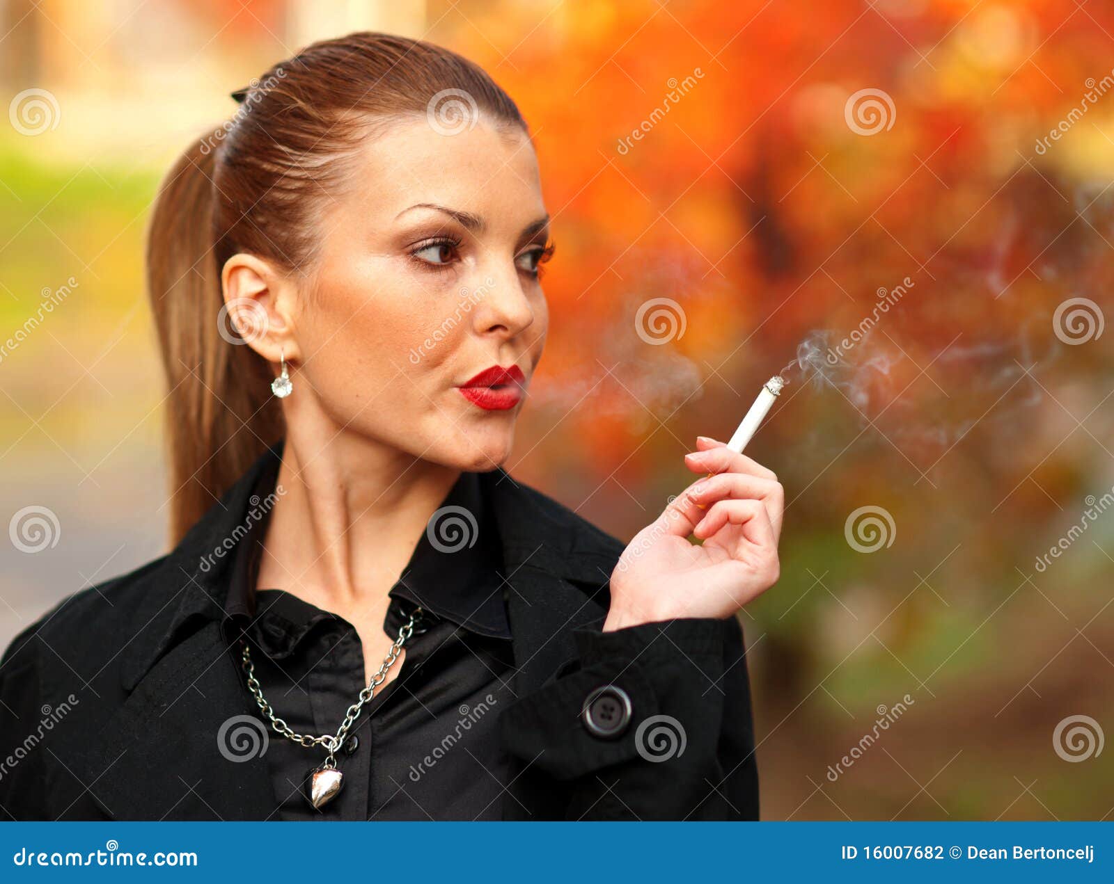 Femme avec la cigarette photo stock. Image of satisfait - 16007682