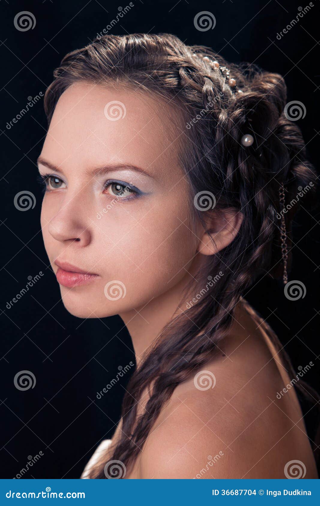 Femme Avec La Coiffure De Tresse Photo stock - Image du beau, caucasien ...