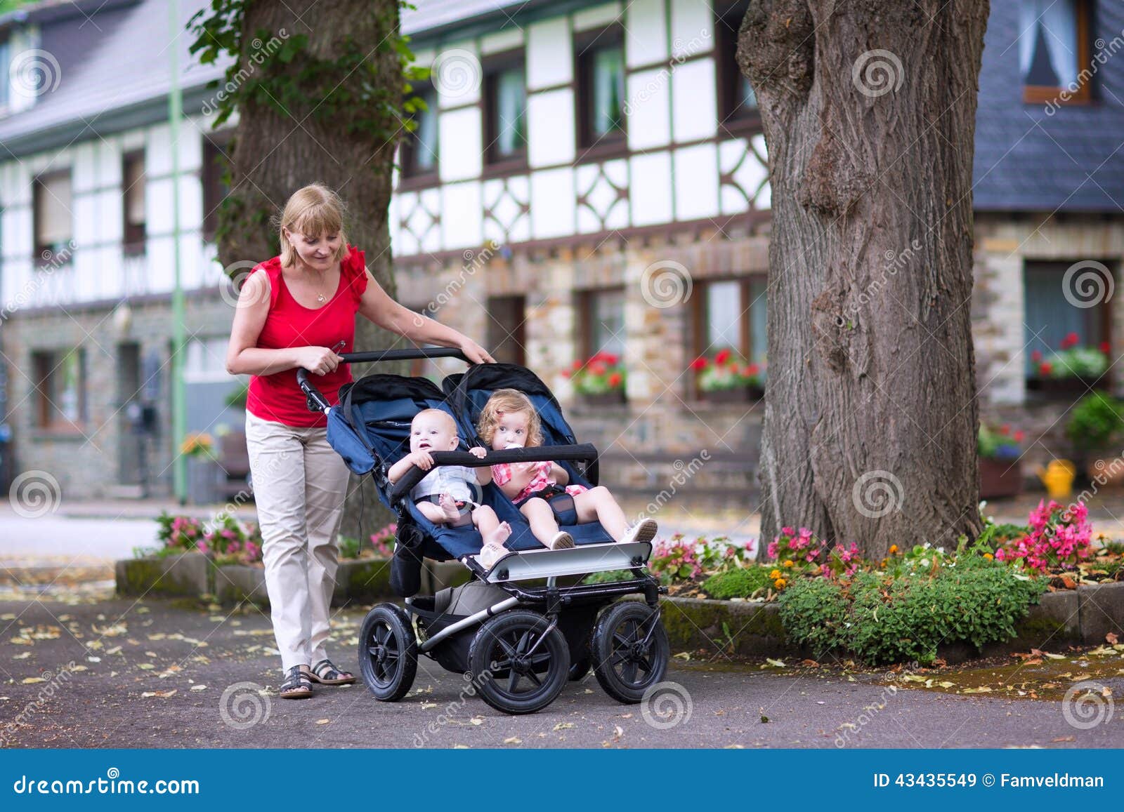 Femme Avec La Double Poussette Image stock - Image du gosse, allemagne ...