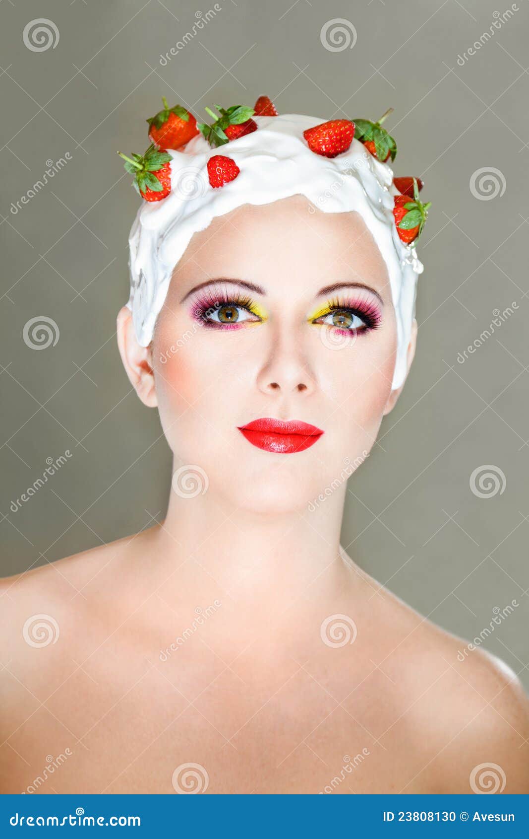 Femme avec la fraise photo stock. Image du fille, regard - 23808130