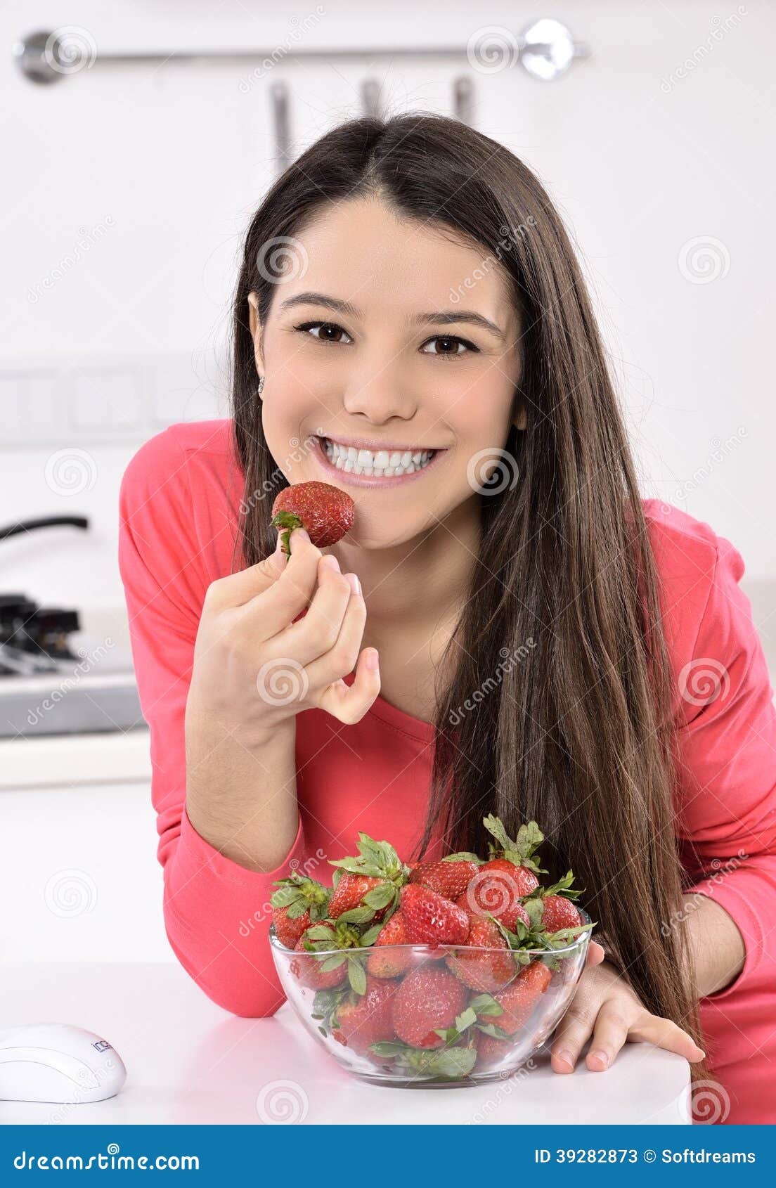 Femme avec la fraise image stock. Image du beauté, apprécier - 39282873