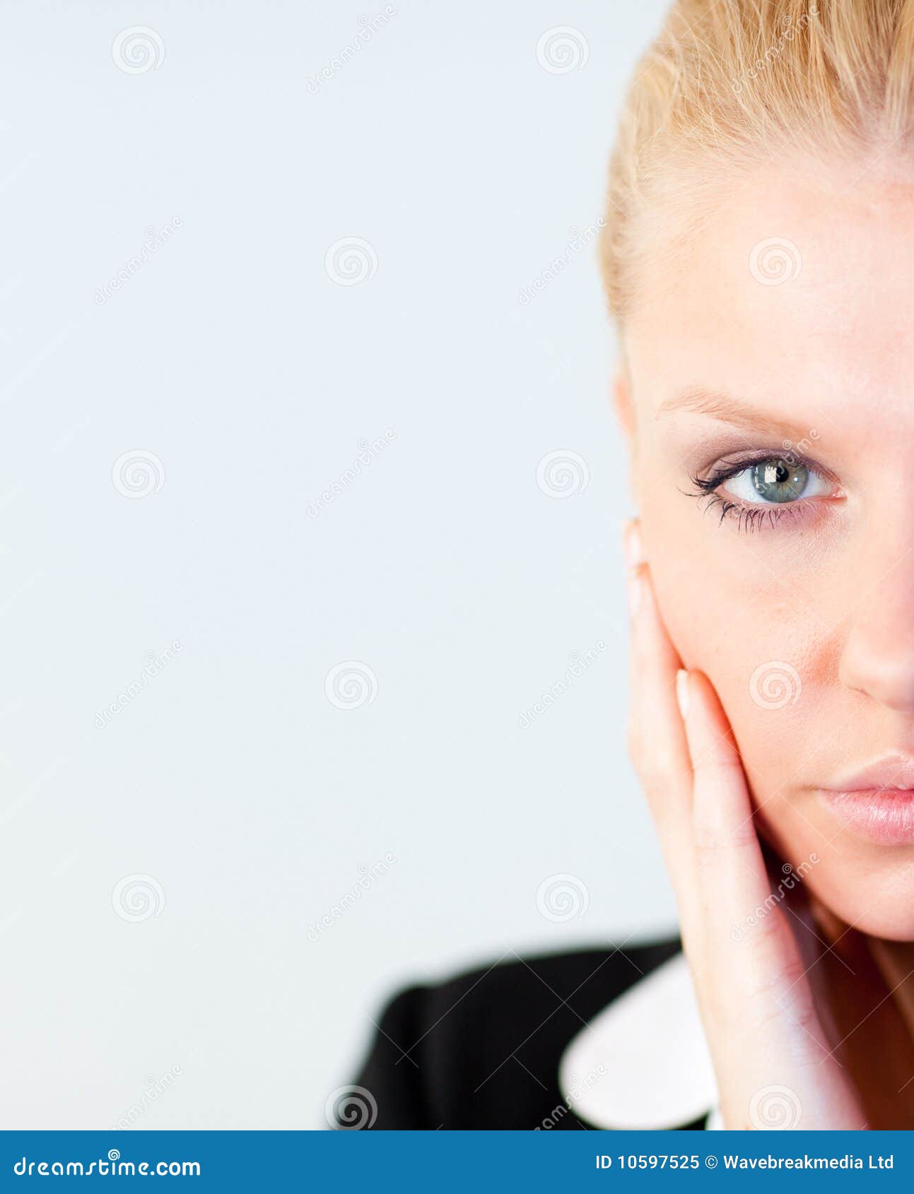 Femme Avec La Main Sur Son Visage Image stock - Image du femelle, rouge ...