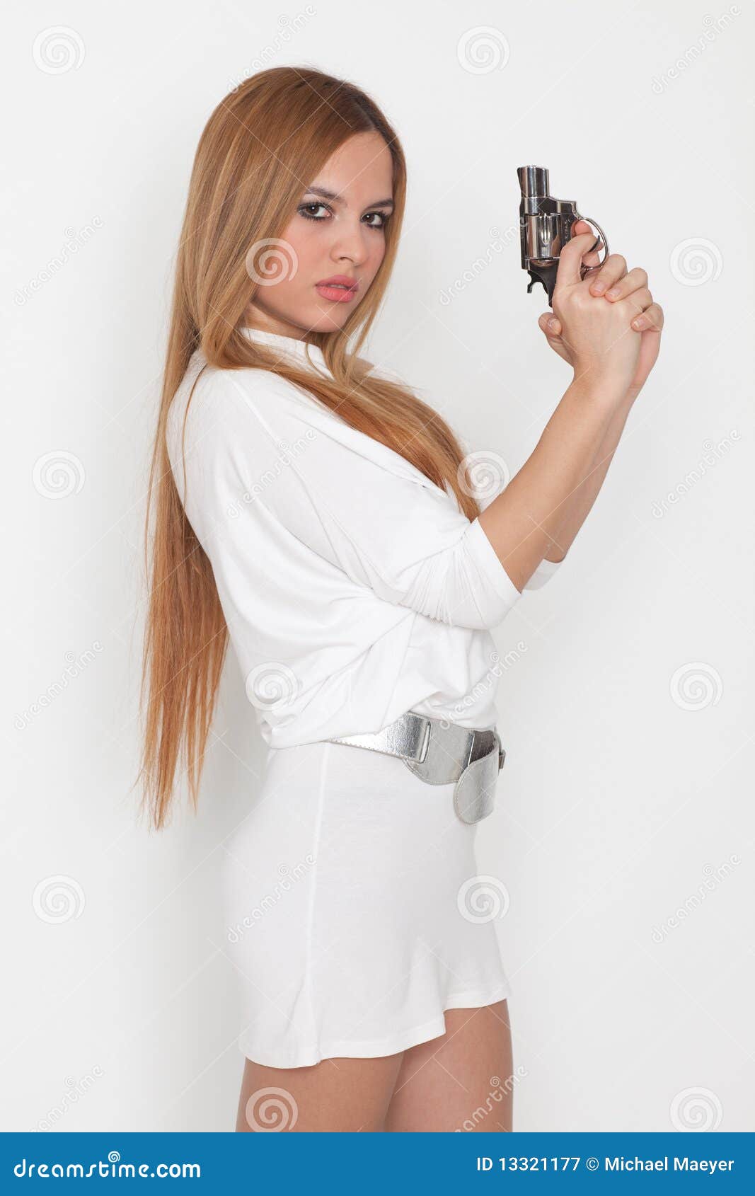 Femme avec le canon image stock. Image du longtemps, danger - 13321177