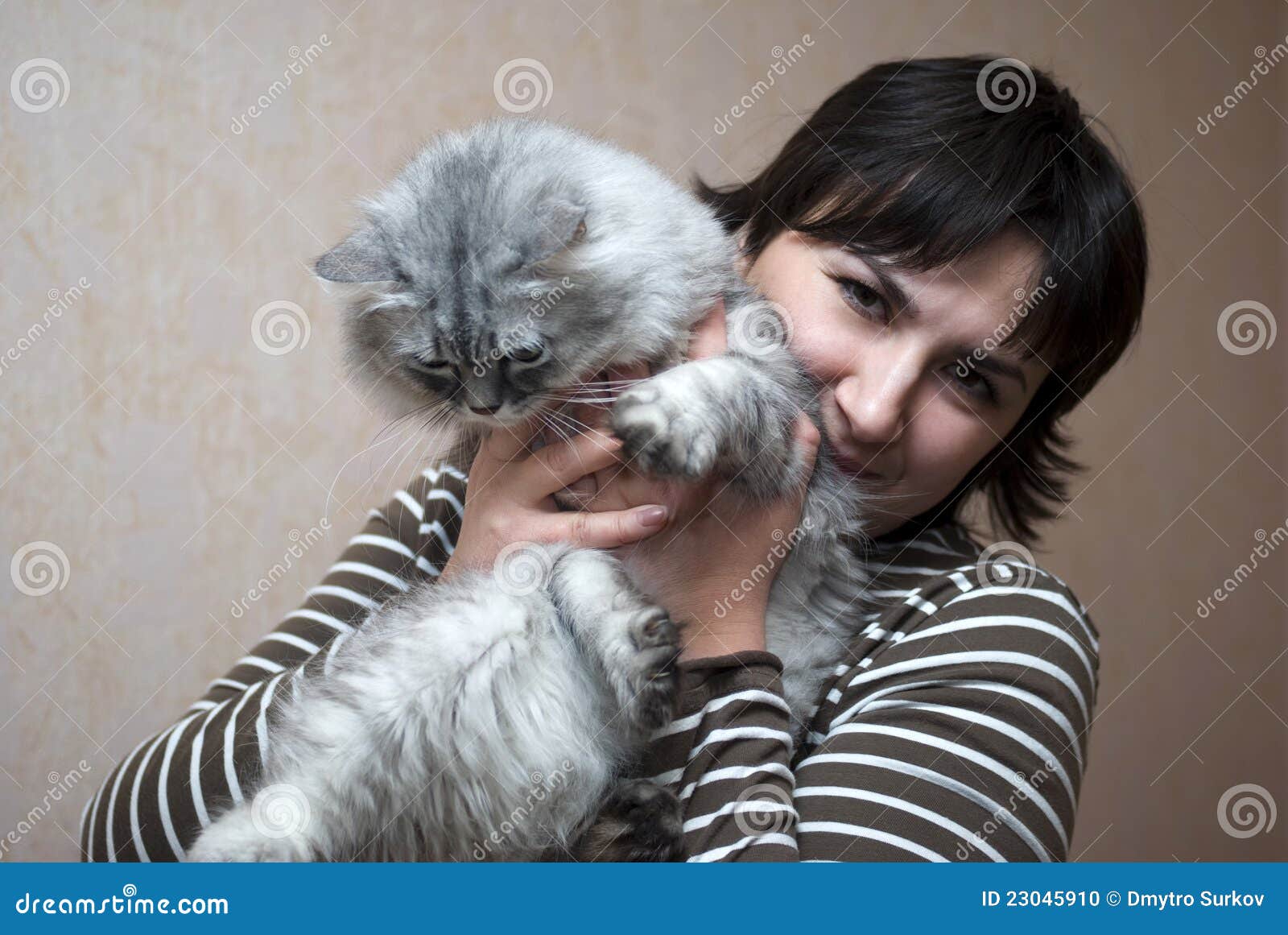 Femme avec le chat photo stock. Image of contact, cagoulés - 23045910