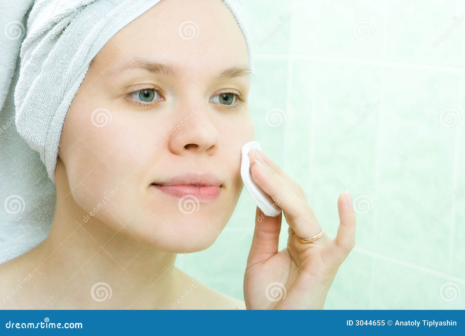 Femme avec le tampon image stock. Image du soin, maison - 3044655