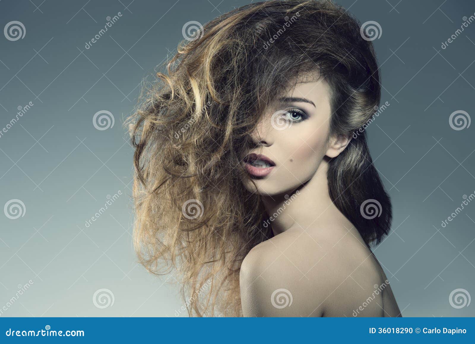Femme Avec Les Cheveux Touffus Photo stock - Image du gens, personne ...