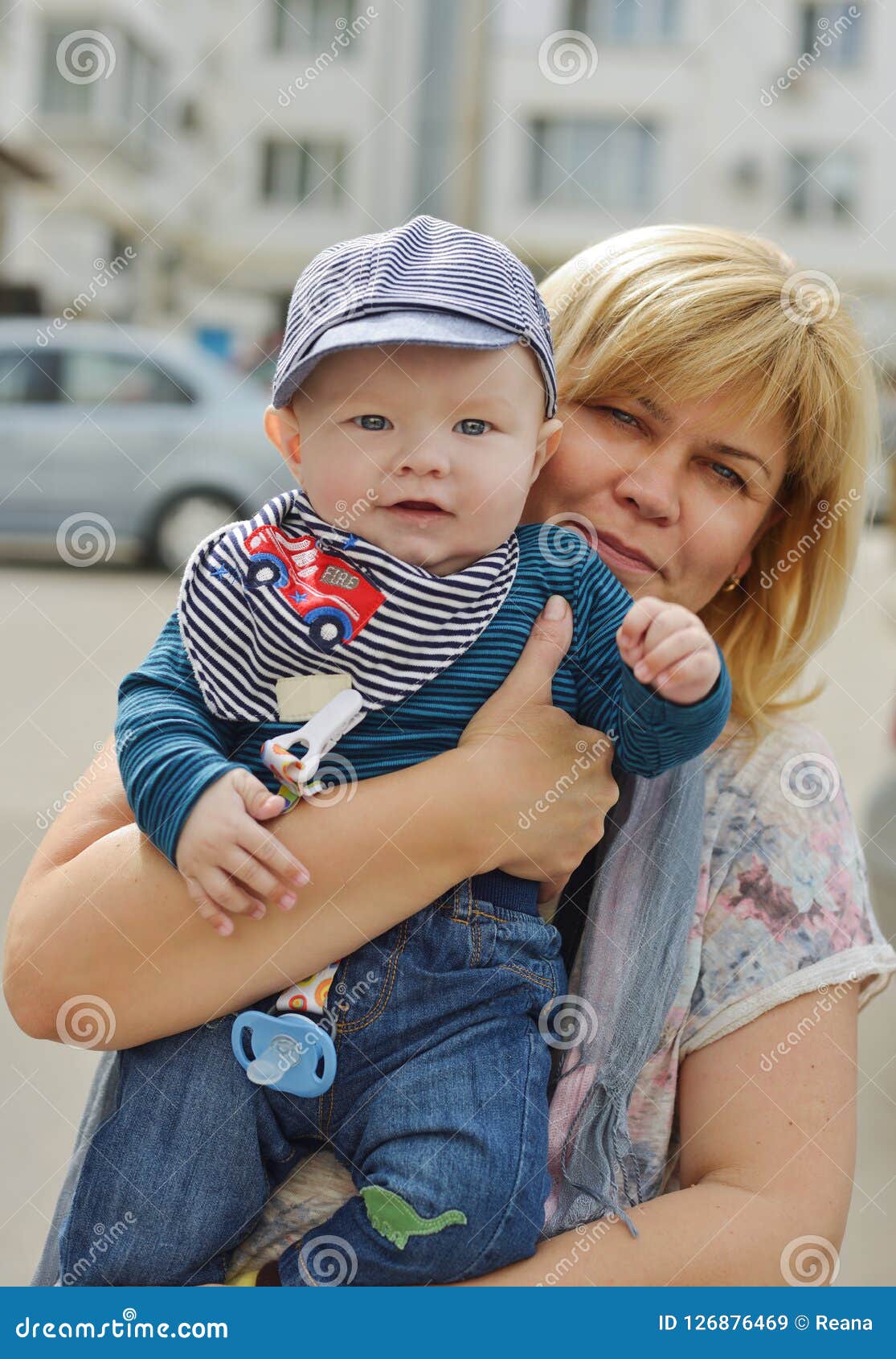 Femme avec un bébé image stock. Image du lifestyle, heureux - 126876469