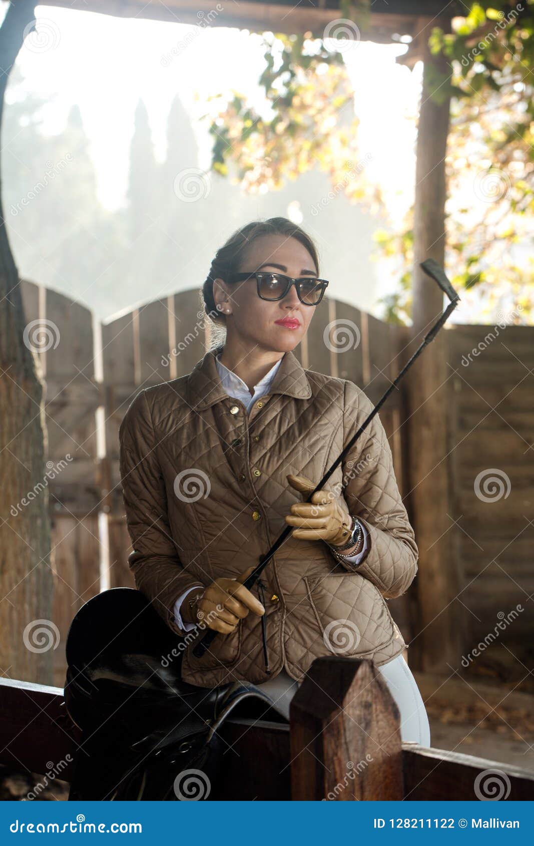 Femme avec un fouet photo stock. Image du adulte, beauté - 128211122