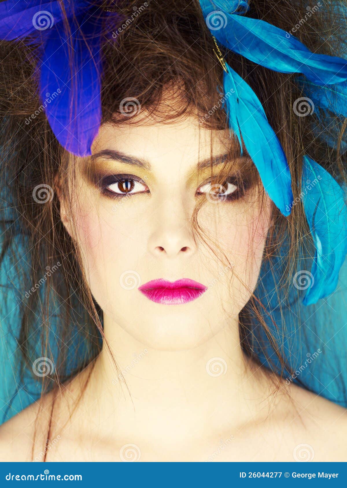 Femme Avec Une Coiffure Exceptionnelle Image stock - Image du lipstick ...