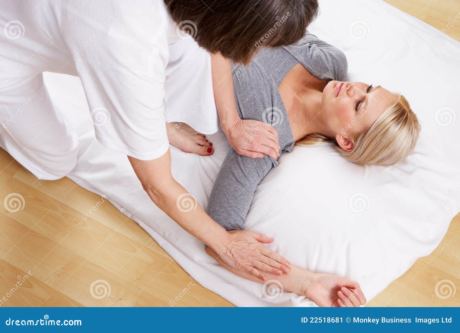 Femme Ayant Le Massage De Shiatsu Image stock - Image du client ...