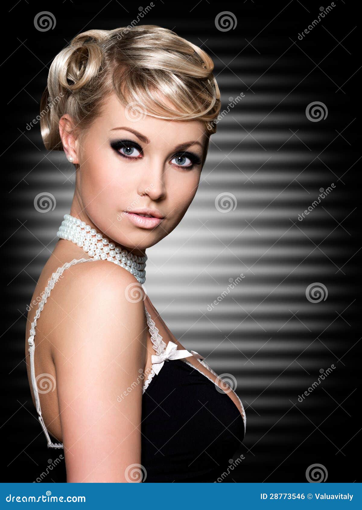 Femme Blonde Avec La Belle Coiffure De Mode. Photo stock - Image du ...
