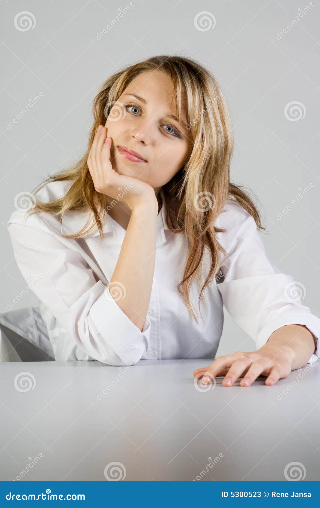 Femme blonde sceptique image stock. Image du tête, ouvrier - 5300523