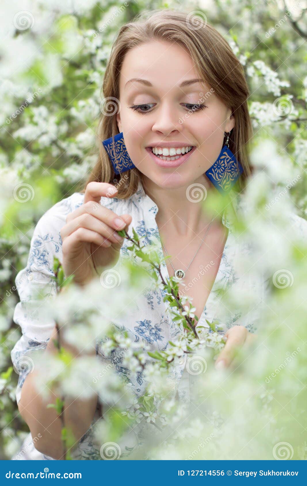 Femme blonde sensible photo stock. Image du branchement - 127214556