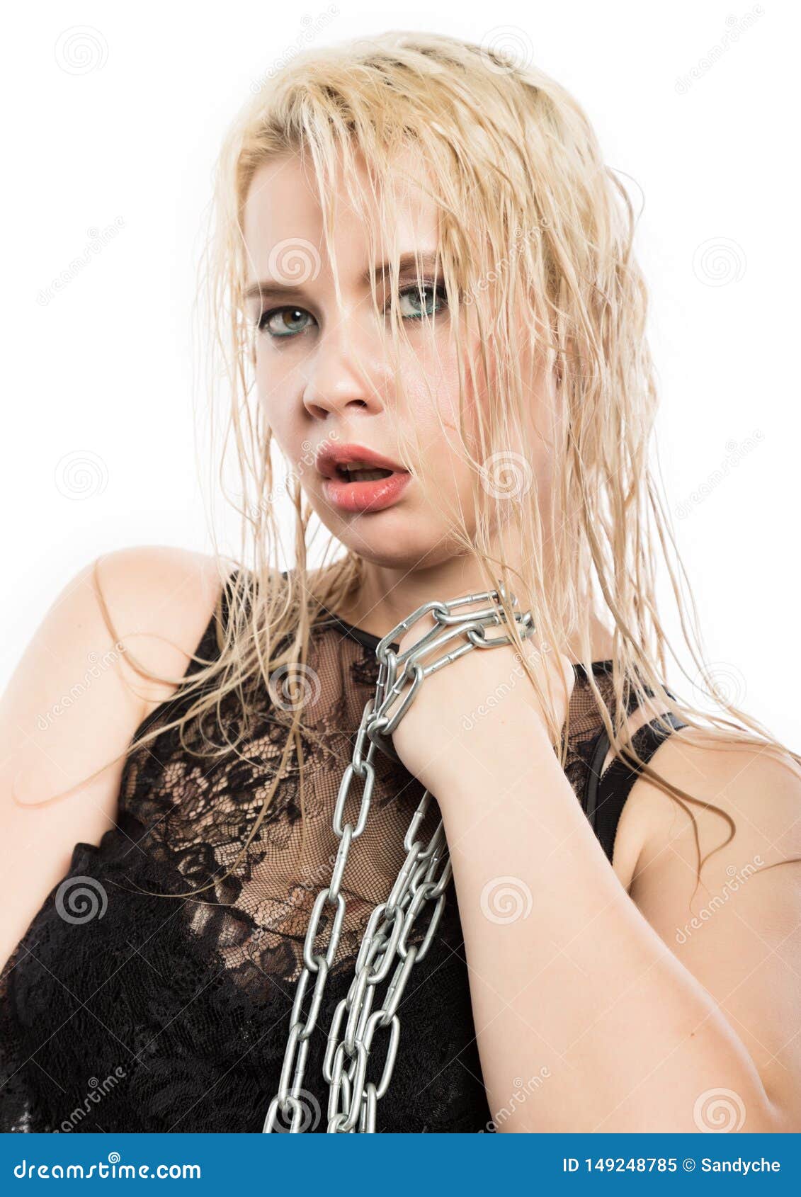 Femme Blonde Sexy Avec Les Cheveux Humides Et Les Lvres Dodues Tenant