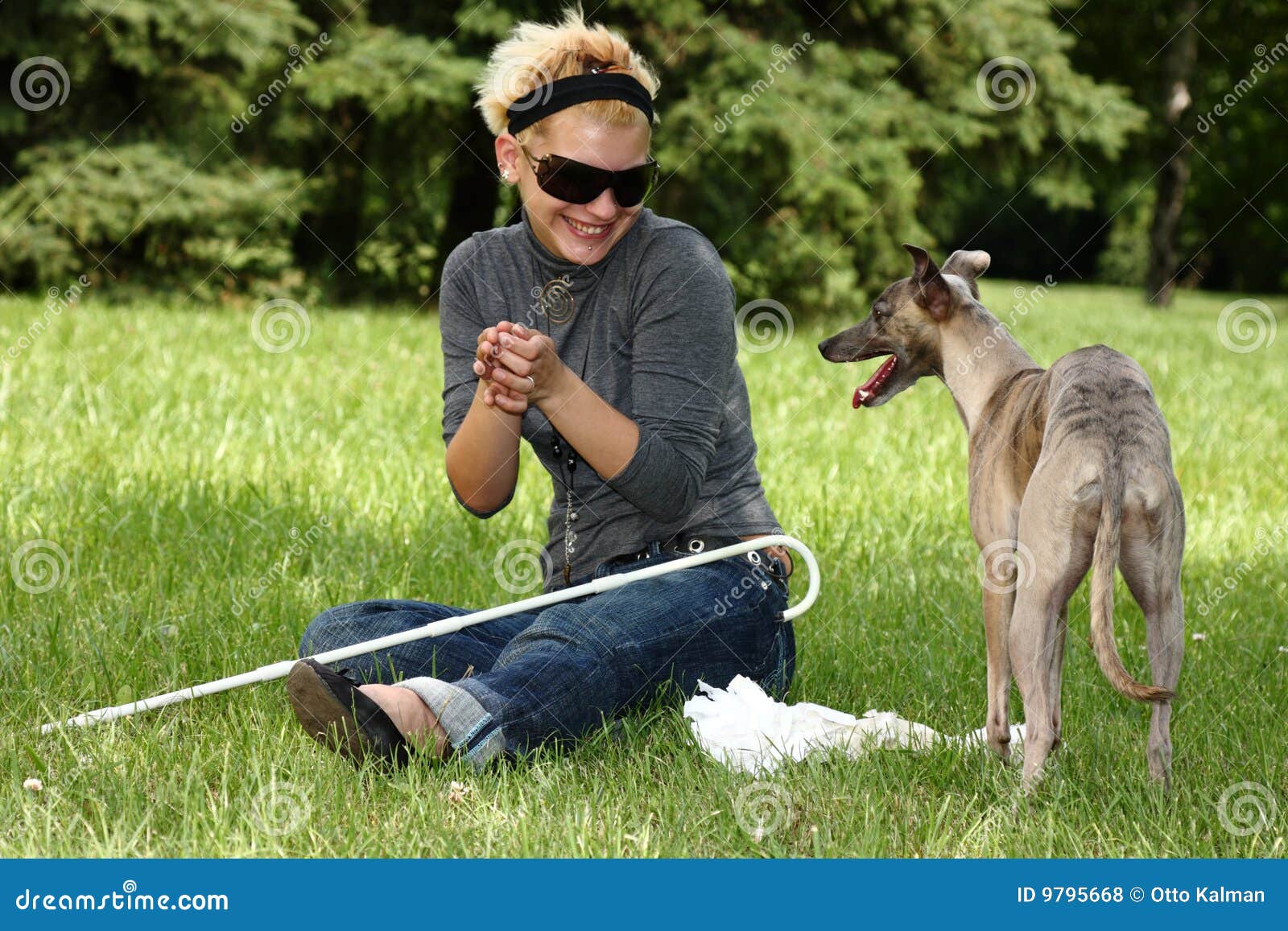 Femme borgne illustration stock. Illustration du lévier - 9795668